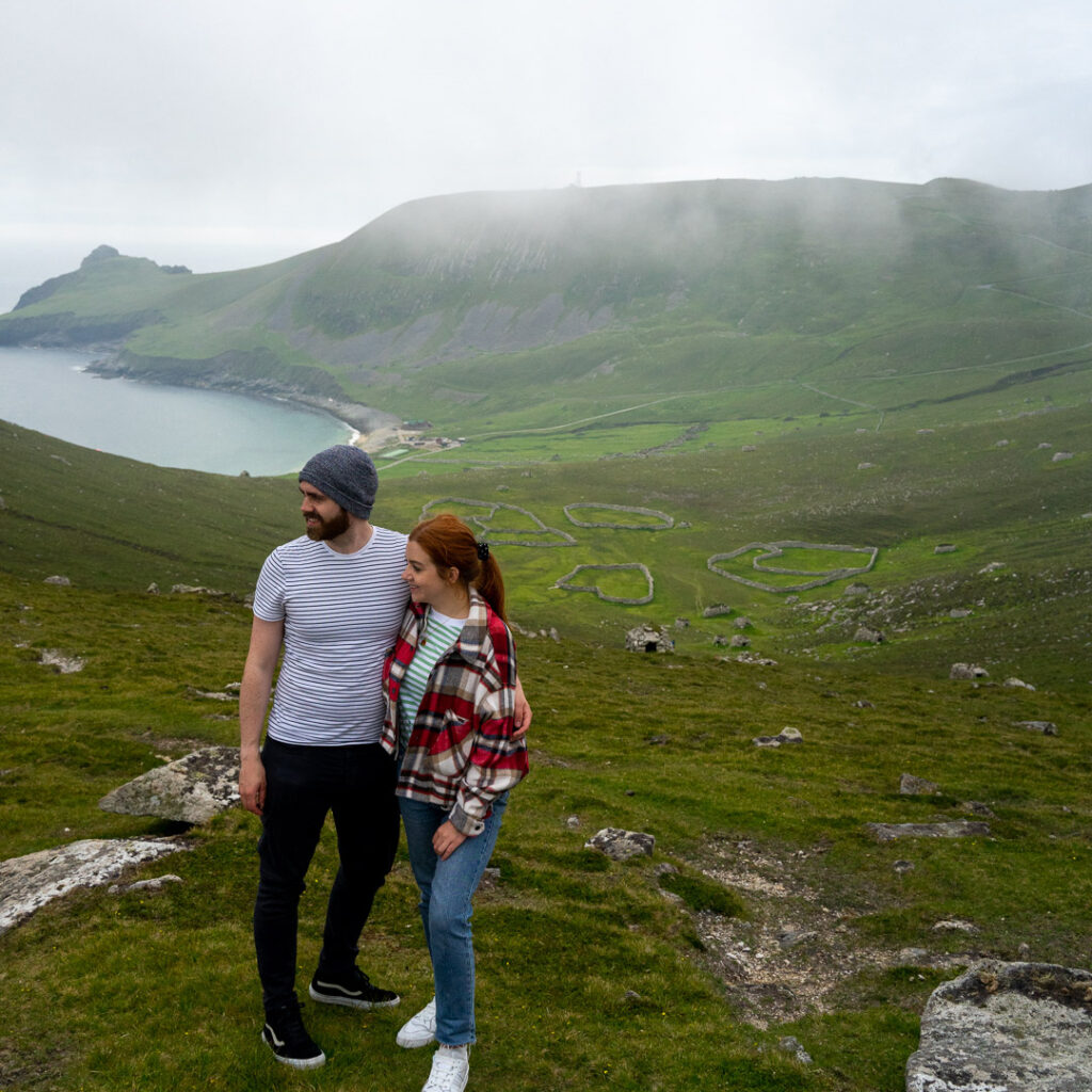 How To Say The Colours In Scottish Gaelic (With Phonetics)