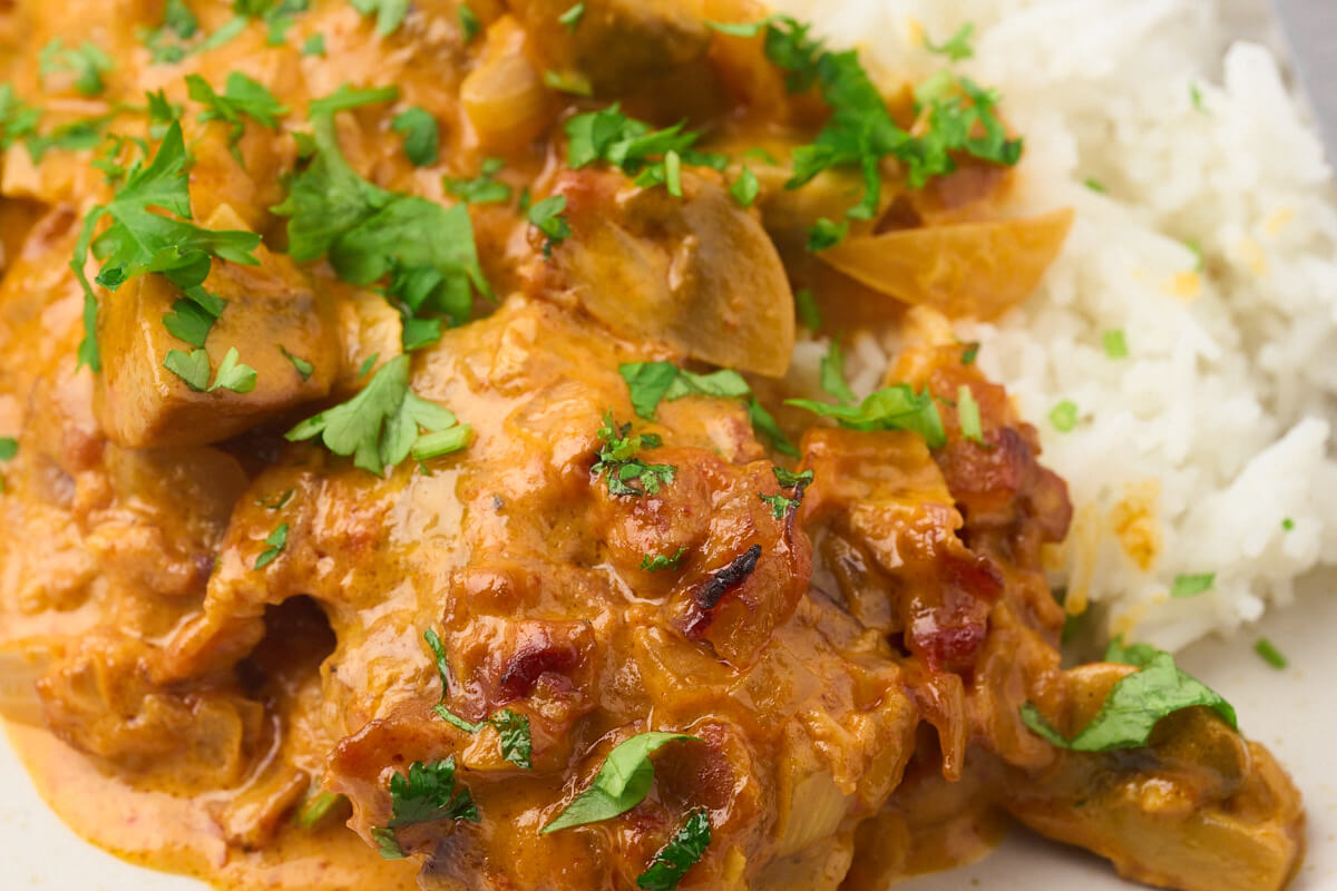 Pork tenderloin in creamy mushroom sauce - Danishfoodlovers.com