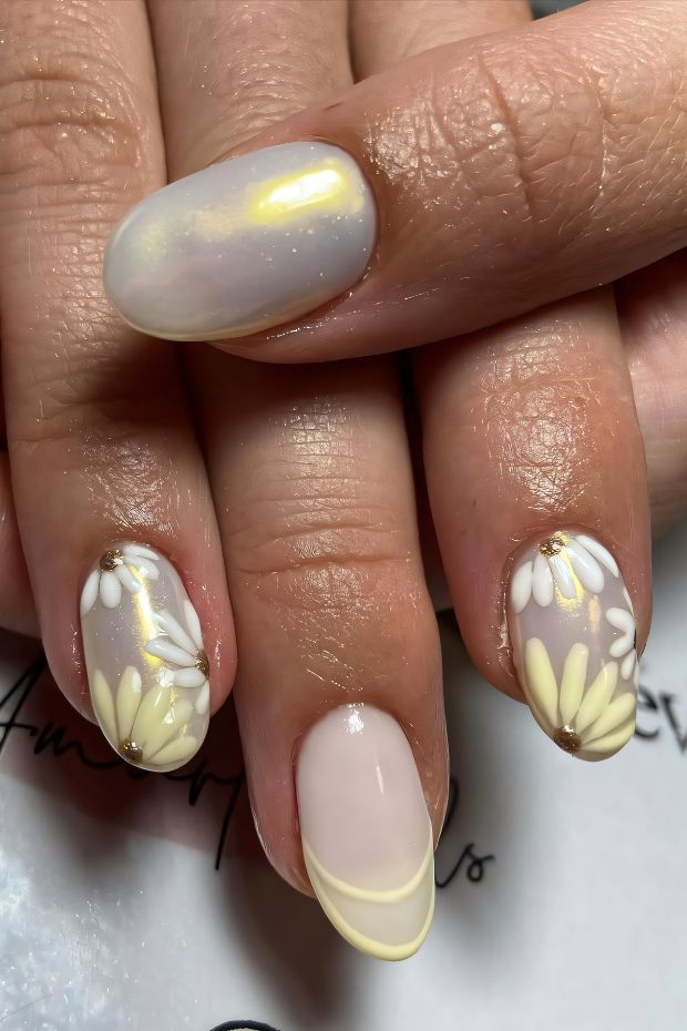 26 Yellow Chrome Nails That Scream Main Character Energy | Polish and ...